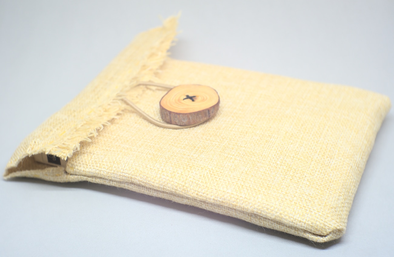 Cómo Hacer Una Funda Para Libros Y Tablets Con Tela De Manera Artesanal