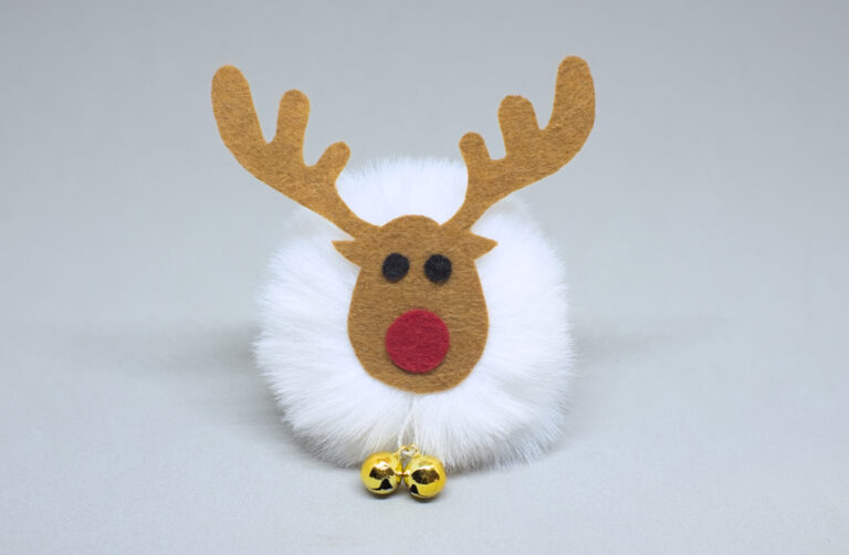 Cómo hacer figuras navideñas con pompones de colores y madera