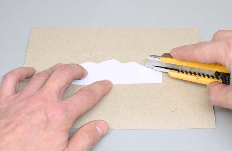 Cómo recrear un paisaje nocturno en un bastidor con tela y cartón